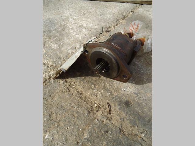 Hydraulic pump for Komatsu D31S for sale in Rome by OLM 90 Srl